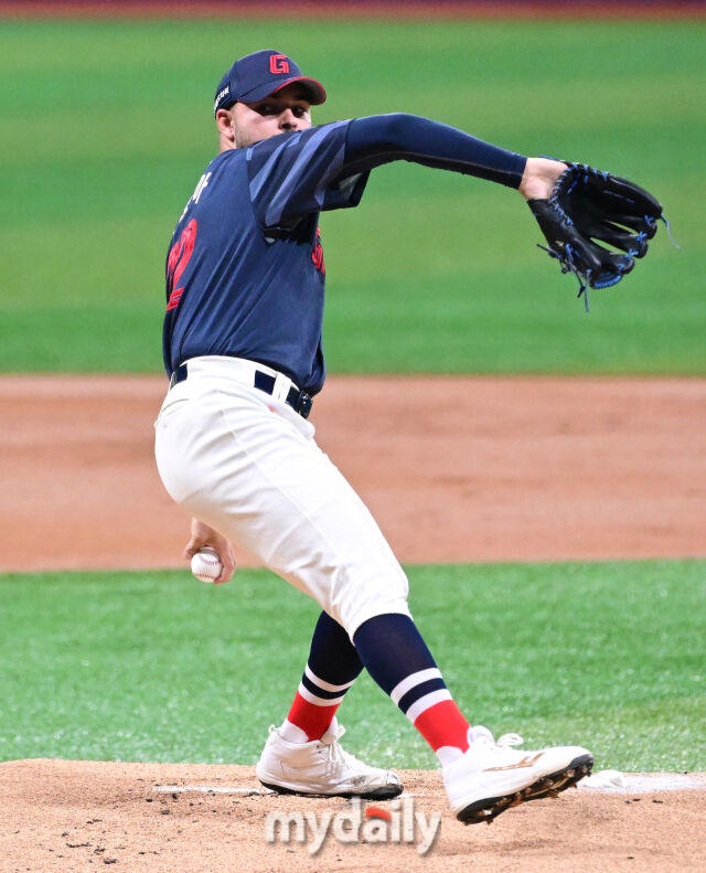 롯데 괴물 좌완도 어쩔 수 없었나…156km KKKKK에도 패전 실화? 괴력의 무패 에이스와 한판승부에서 울었다 [MD대전]