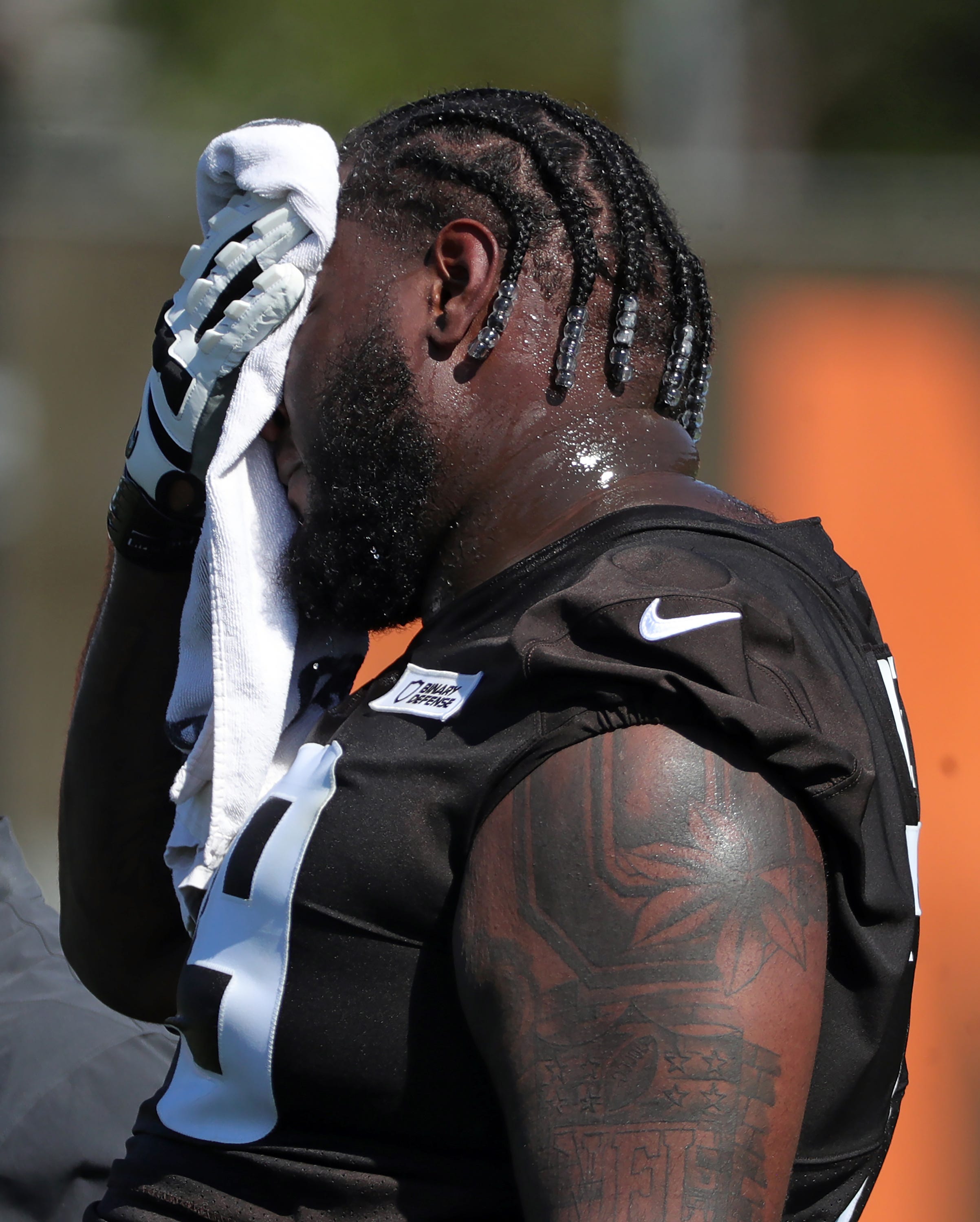 Browns OT Dawand Jones 'cried tears' after injury, but 'going back to ...