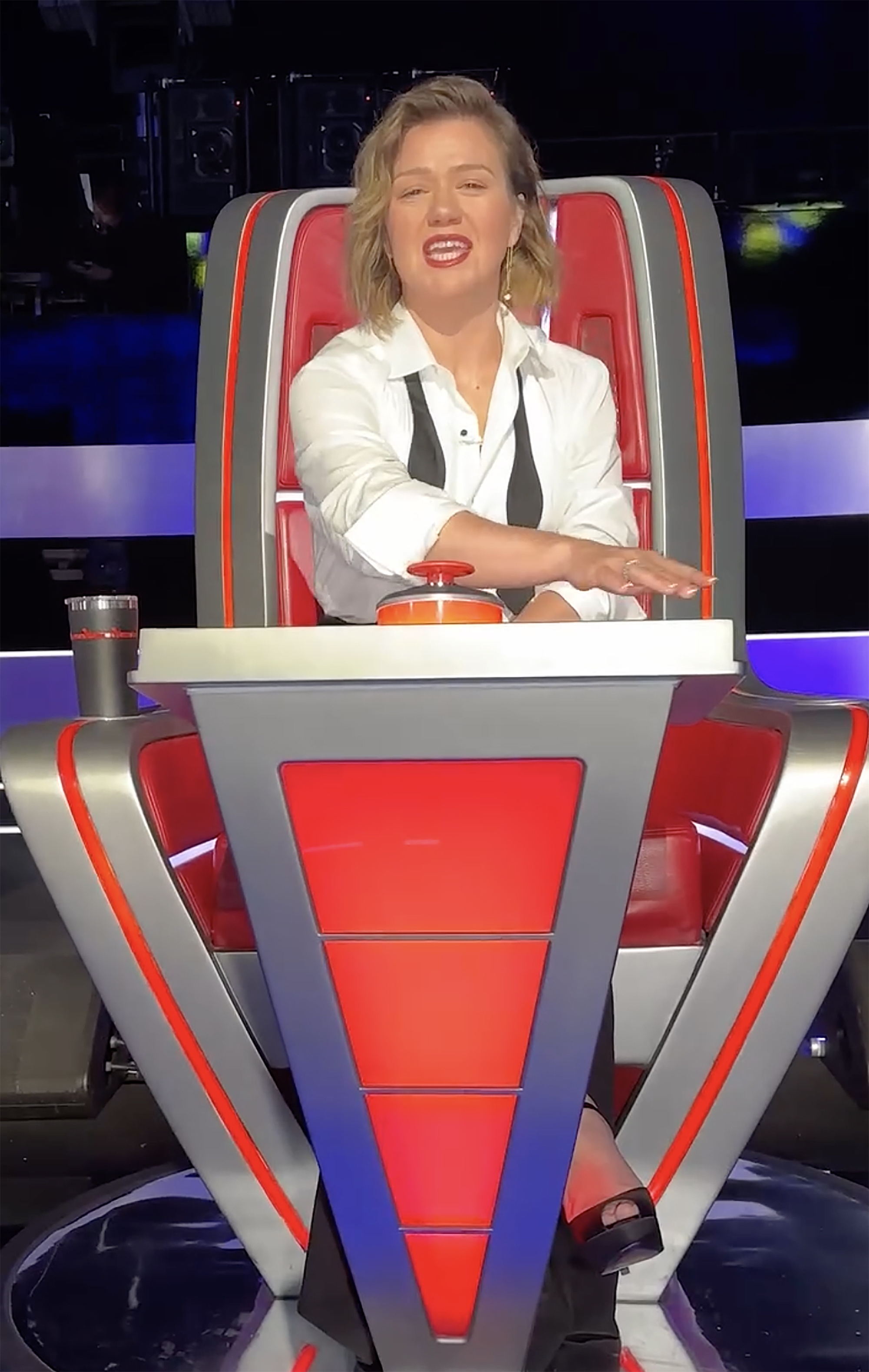 Kelly Clarkson debuts a dramatic new look as she returns to ‘The Voice’