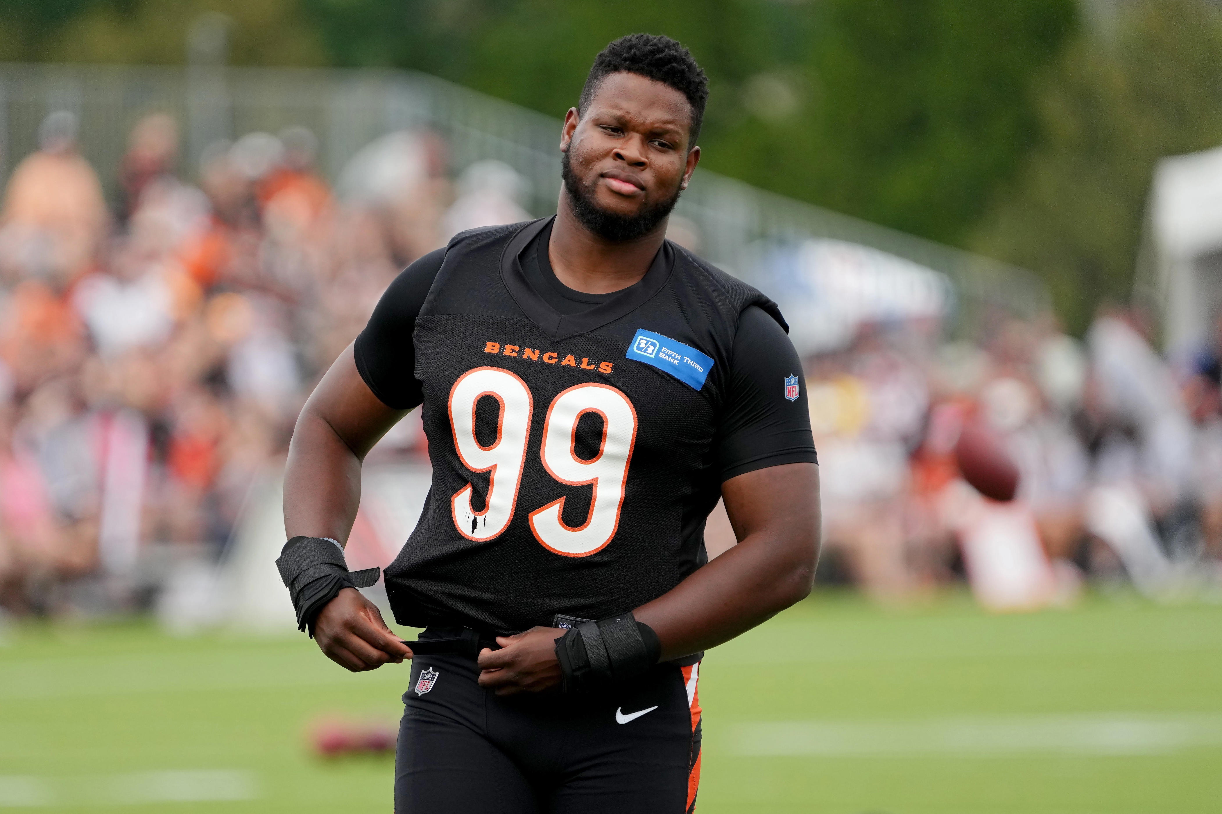 Bengals DE Myles Murphy leaves practice on cart after walking off