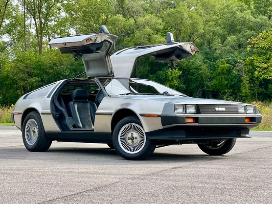 24 Vintage Photos That Perfectly Capture Cars From the Electric Eighties