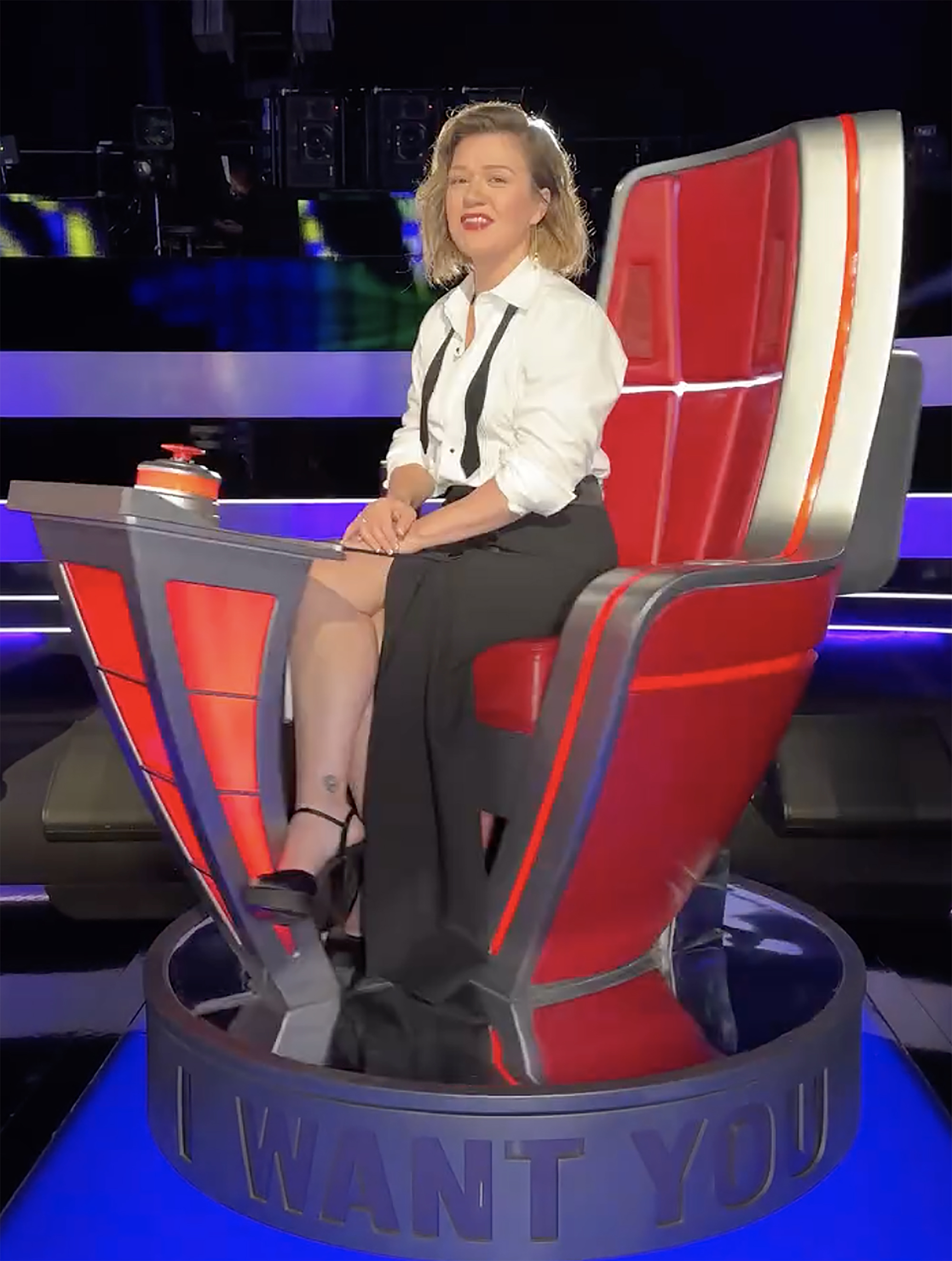 Kelly Clarkson debuts a dramatic new look as she returns to 'The Voice'
