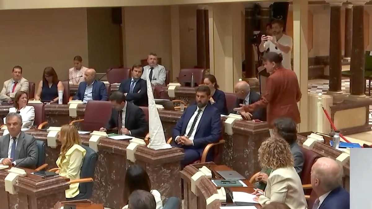 Un hombre frente a un capirote