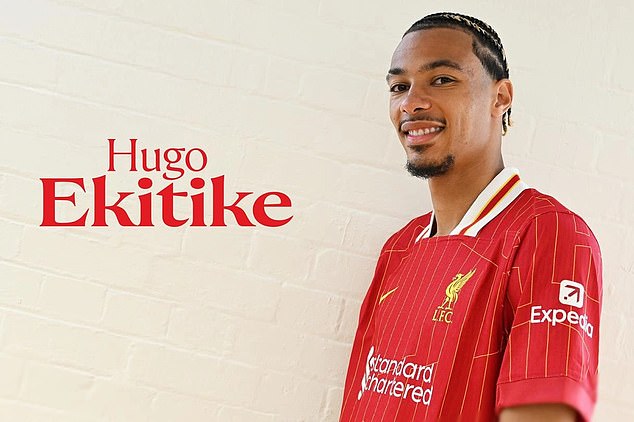 Hugo Ekitike meets new Liverpool team-mates for first time on pitch