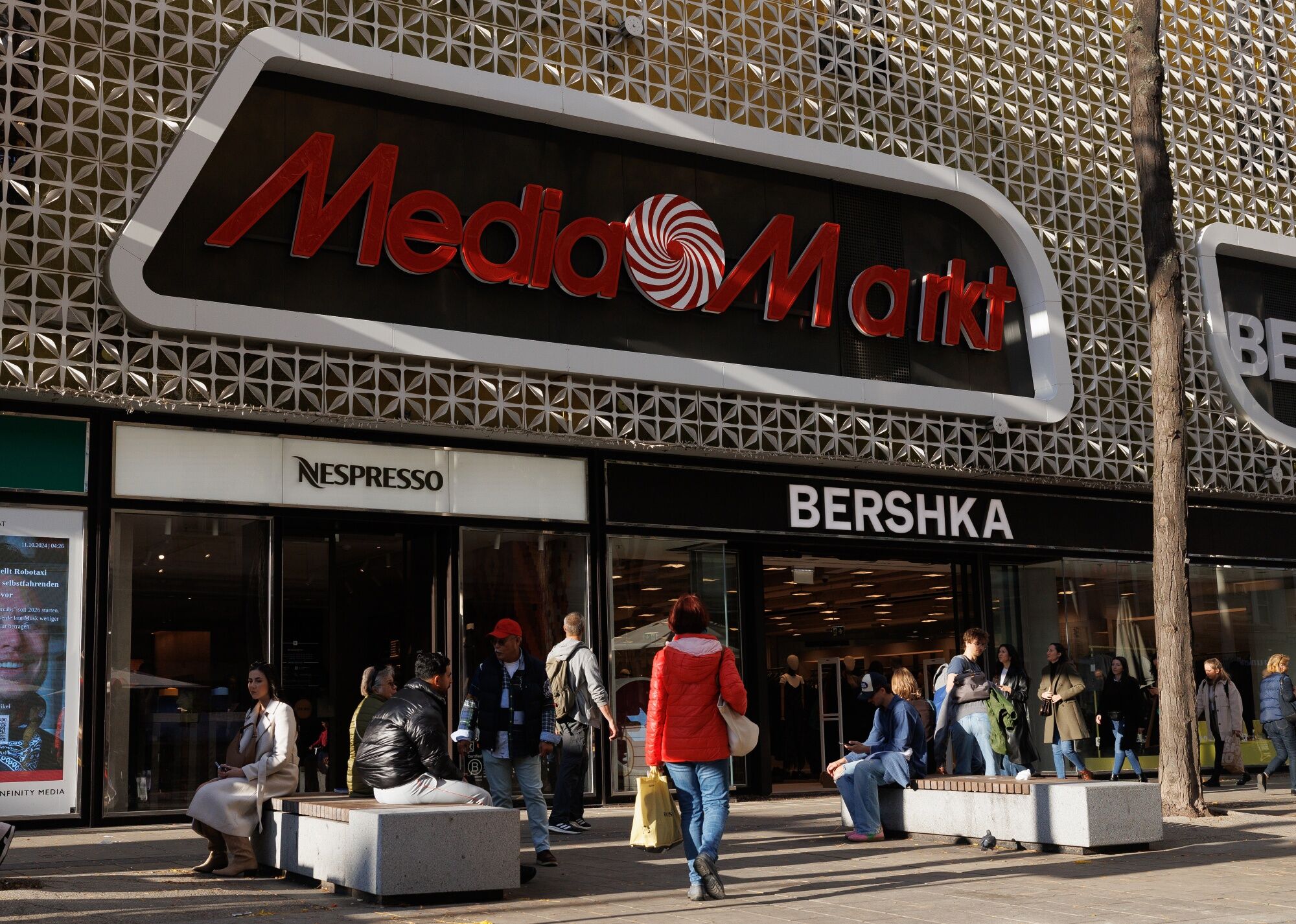 JD.com in Talks to Buy Germany’s Ceconomy for €2.2 Billion