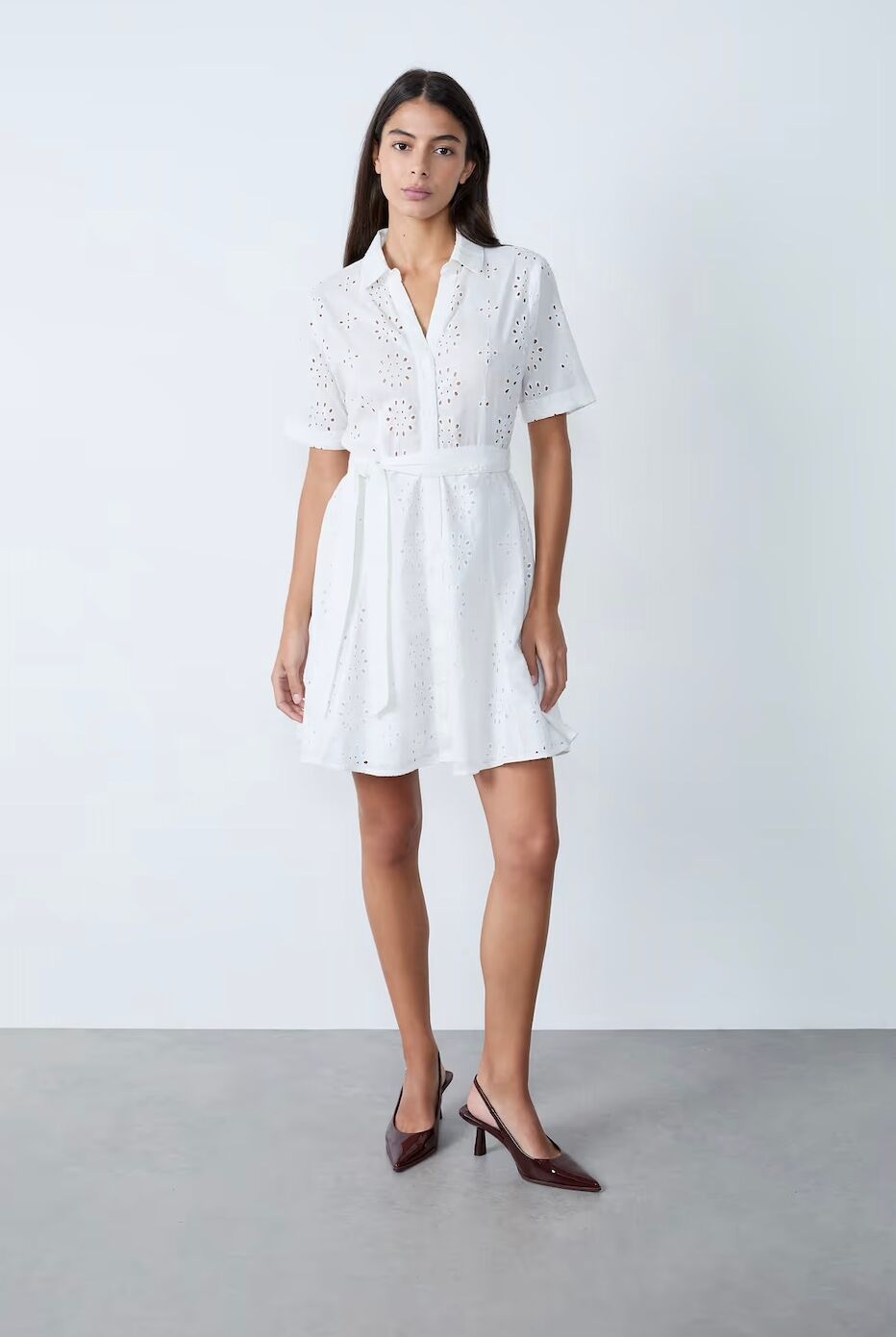 Lauren Sanchez Bezos à Saint-Tropez en robe blanche brodée et baskets ...