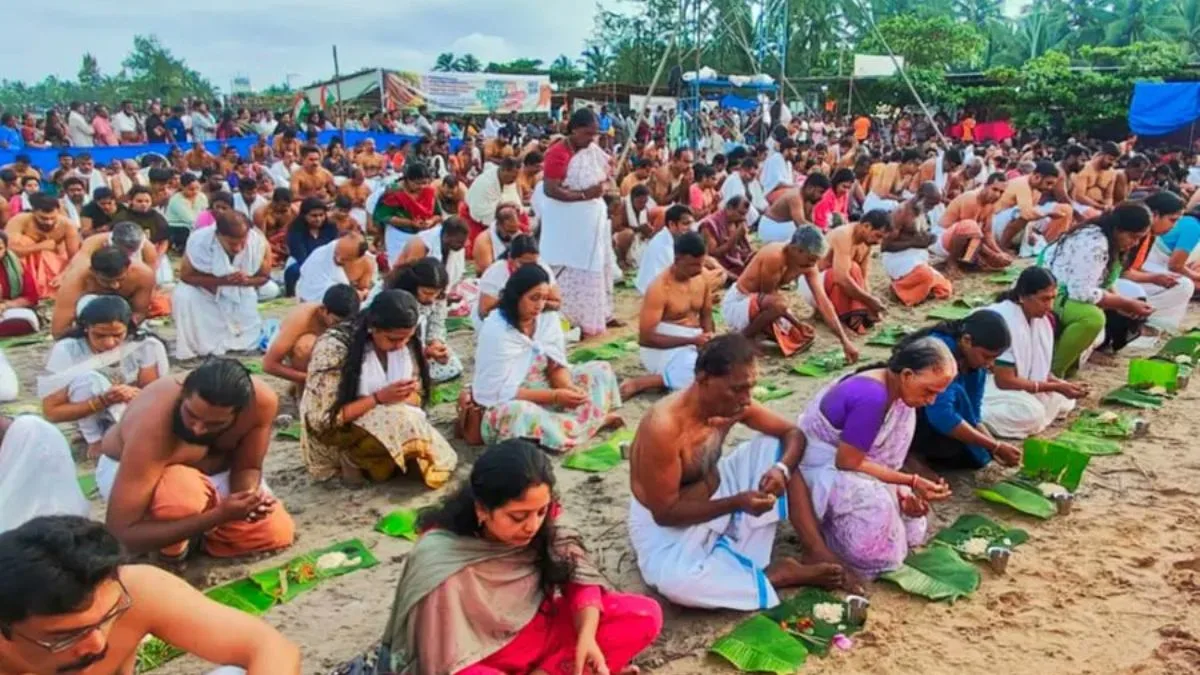 Thousands offer Karkidaka Vavu Bali across Kerala