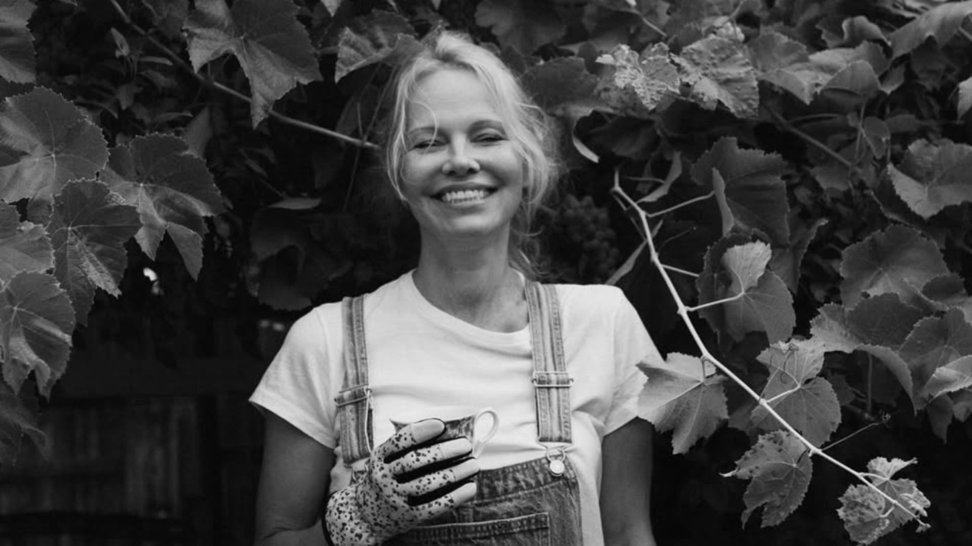 Pamela Anderson brengt een iconisch accessoire uit de jaren 60 weer tot ...