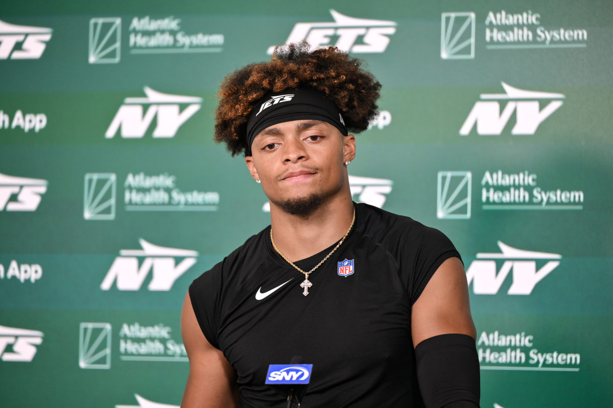 A 'Pressureless' Justin Fields Could be Biggest Jets Storyline in ...