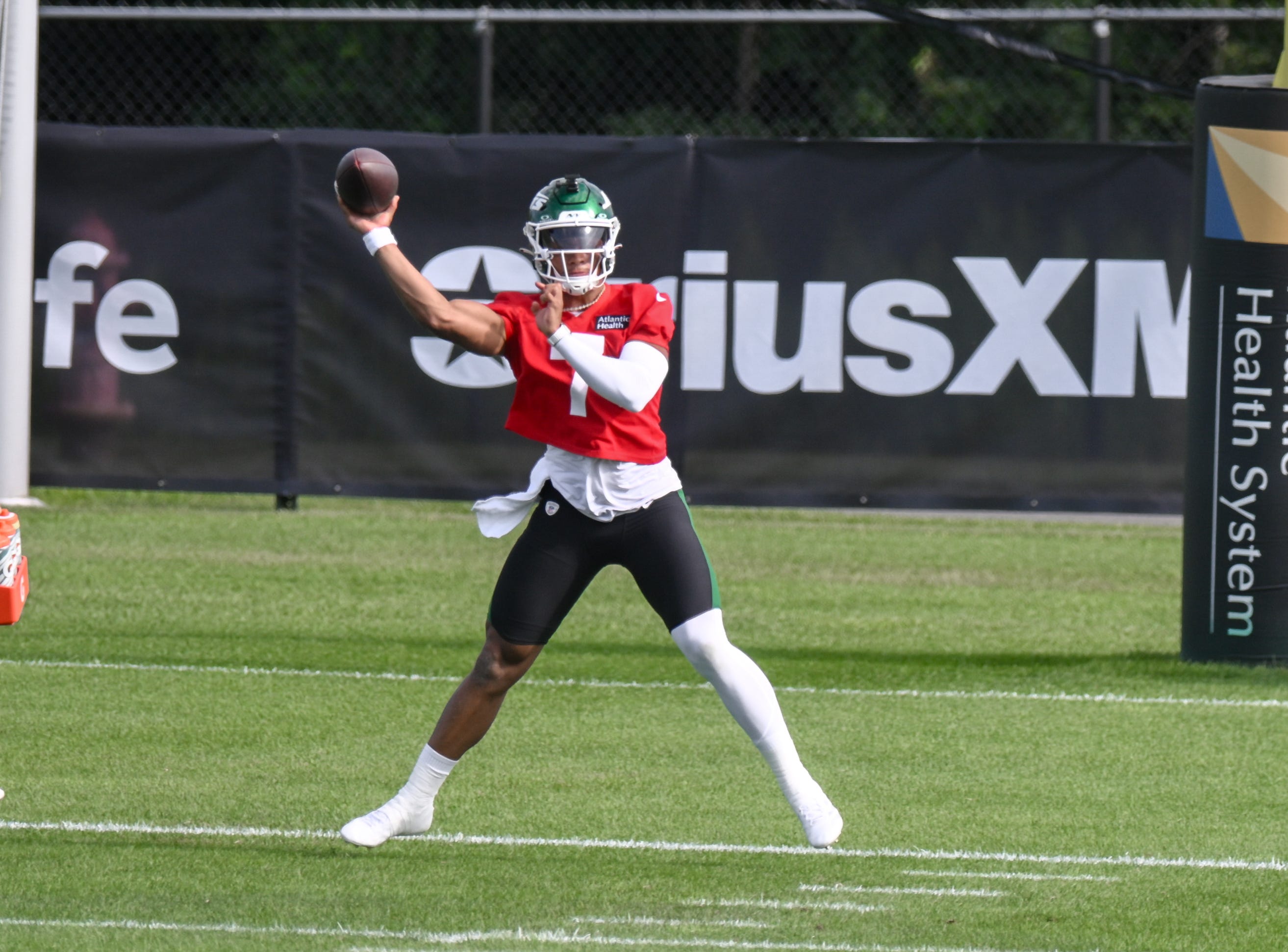 Jets QB Justin Fields day-to-day with dislocated toe in his right foot ...