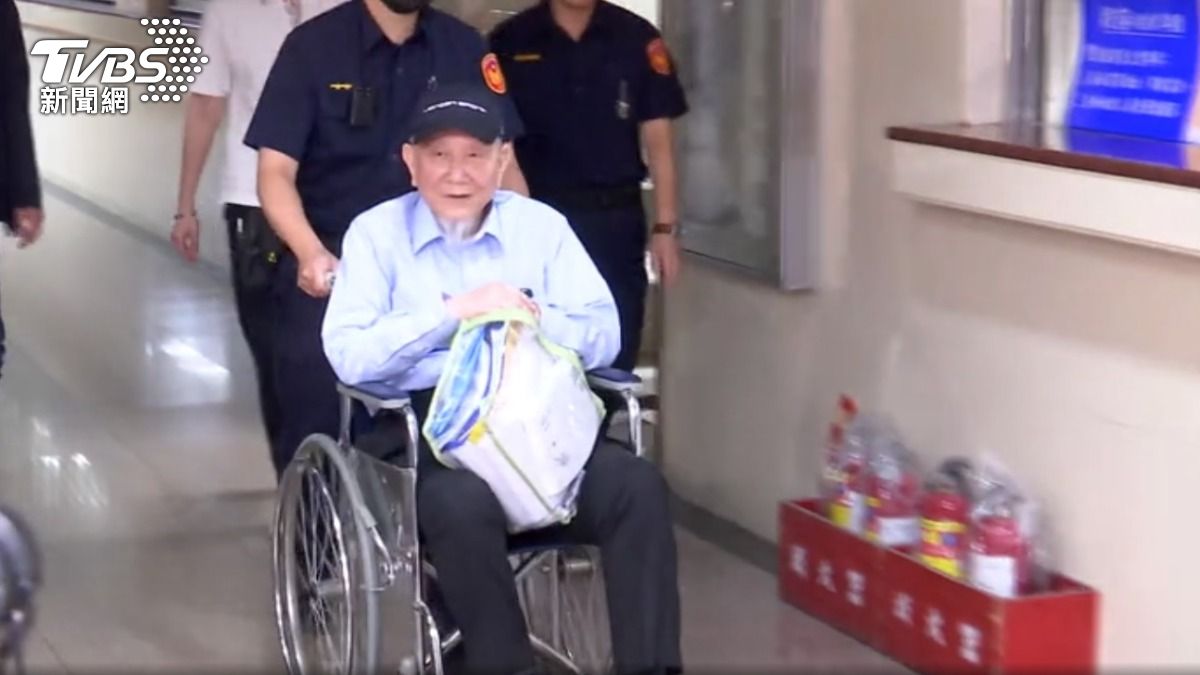 關押204天！ 沈慶京配戴電子腳鐐 重獲自由