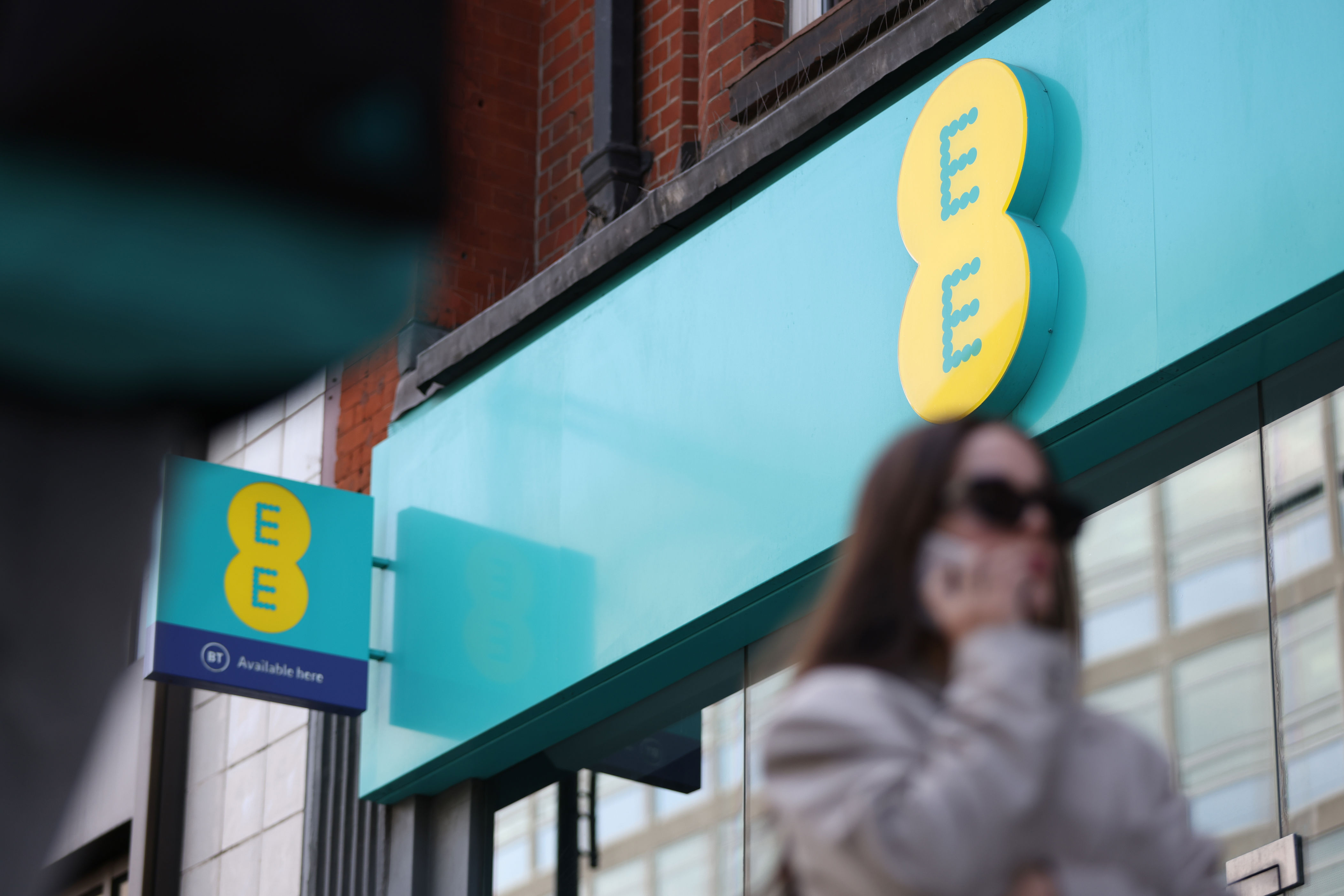 EE down: Thousands of EE and BT customers report network issues amid outage