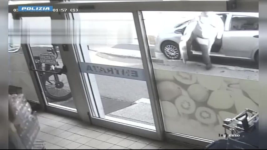 Minacciano la cassiera con un coltello e scappano con 500 euro: il ...