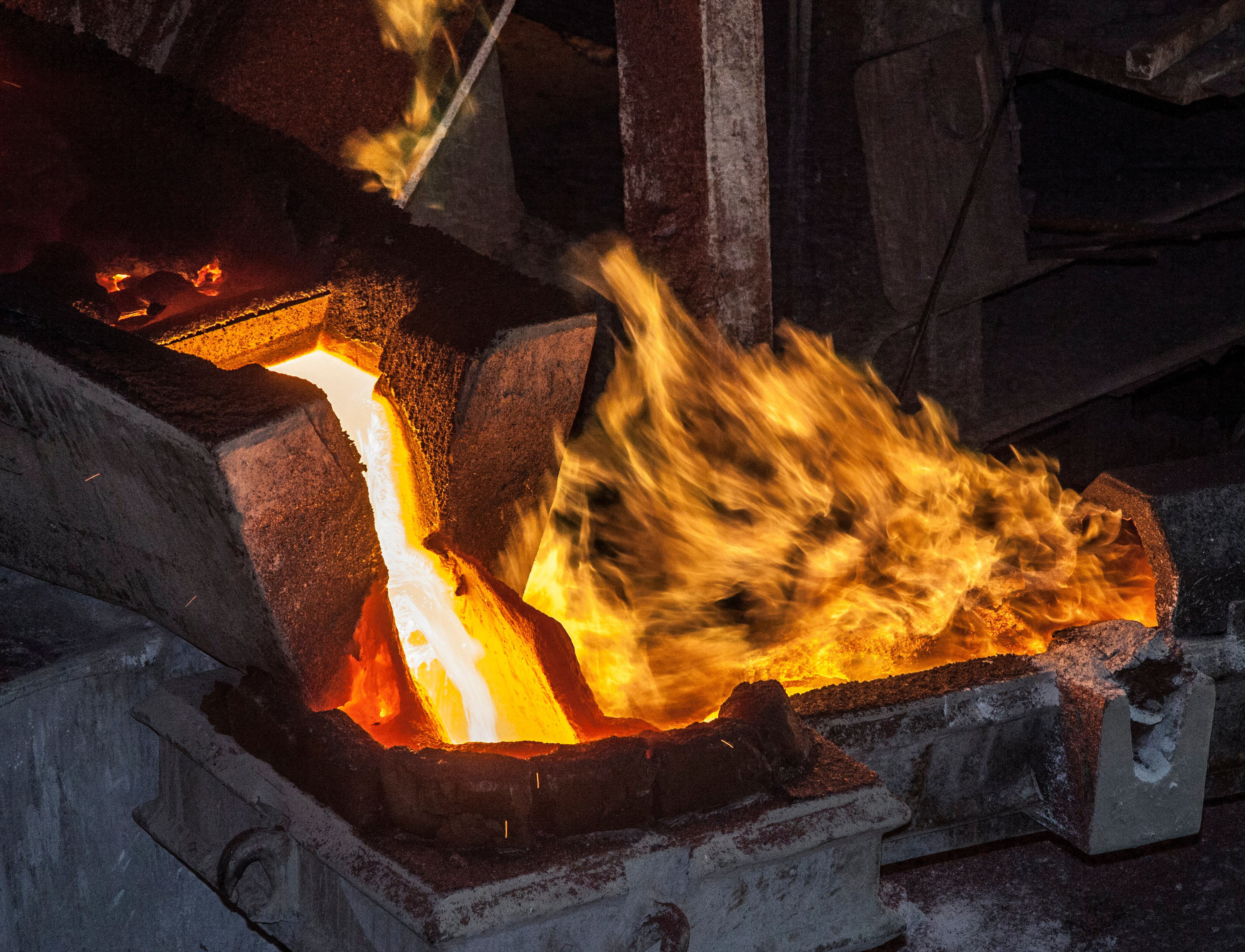 Cómo invertir en los ciclos alcistas del cobre y el oro desde Chile
