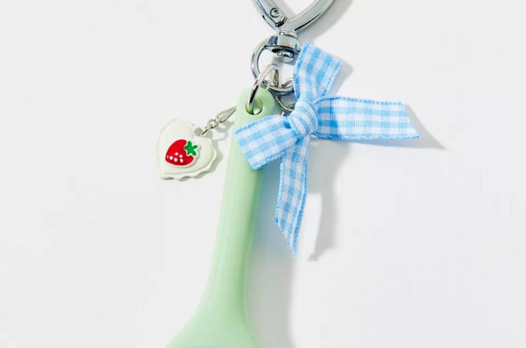 How to Accessorize Your Bag With Cute Charms Like BLACKPINK's LISA