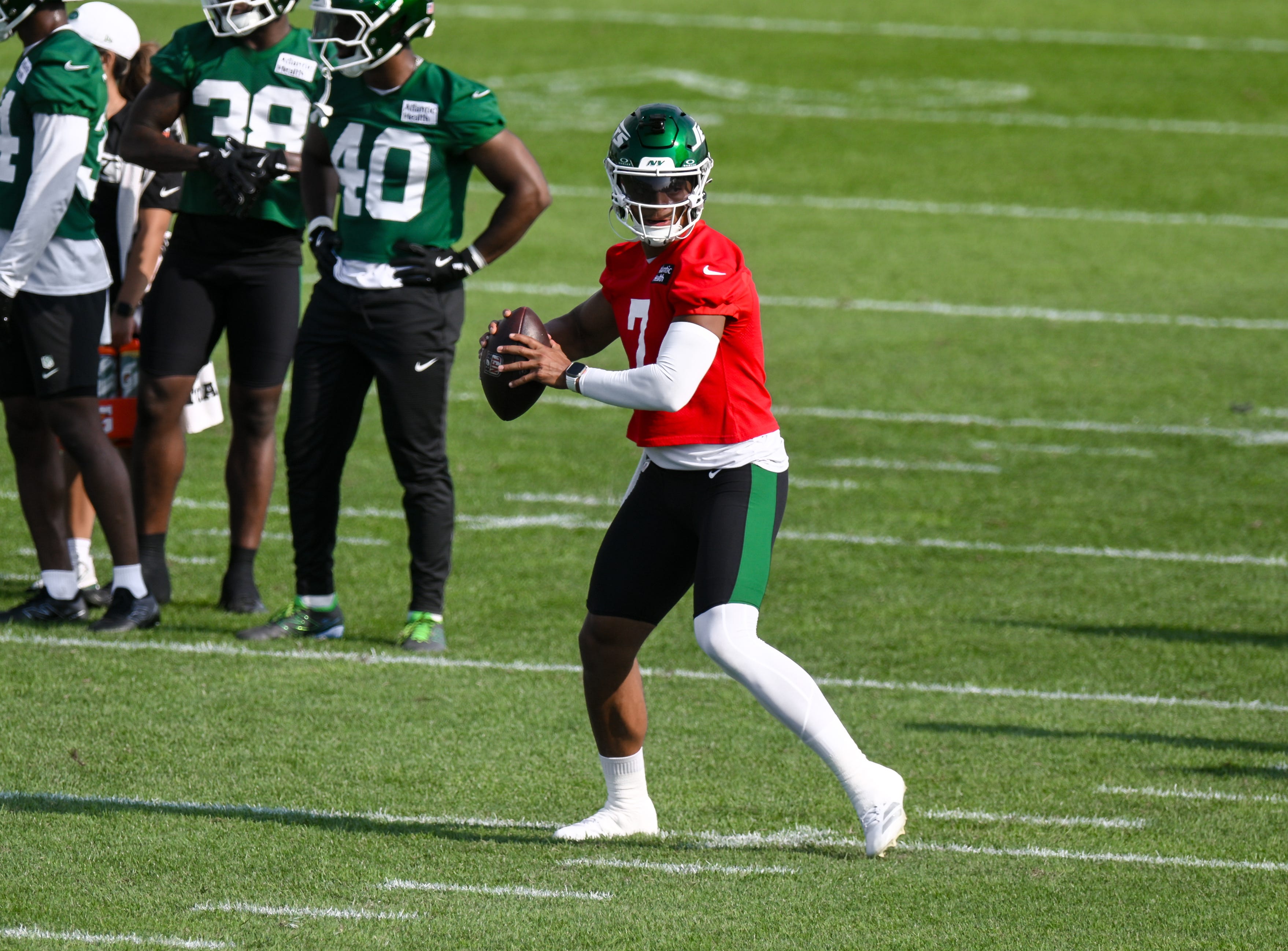 Injury update: Jets QB Justin Fields carted off field at training camp