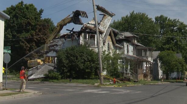 Demolition crews raze Watertown apartment building