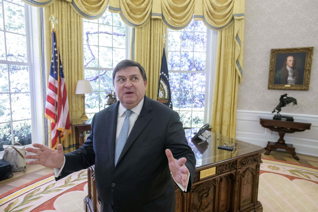 A replica Oval Office near the White House just got a Trump makeover