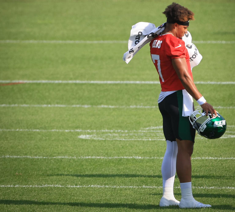 Jets’ Justin Fields injury update: Is it serious? Here’s everything we know
