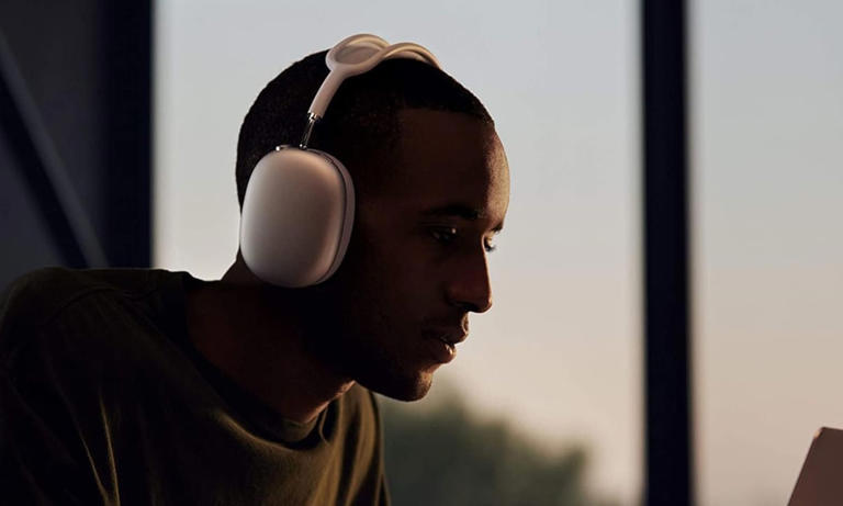 Fone intra-auricular ou over-ear: entenda as diferenças antes de comprar