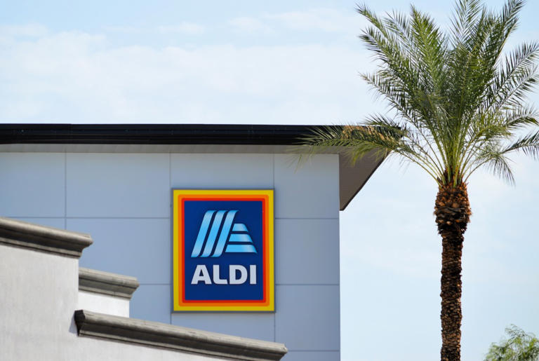 Aldi's 4-Piece Scalloped Dinnerware Set That's Practically Identical to ...