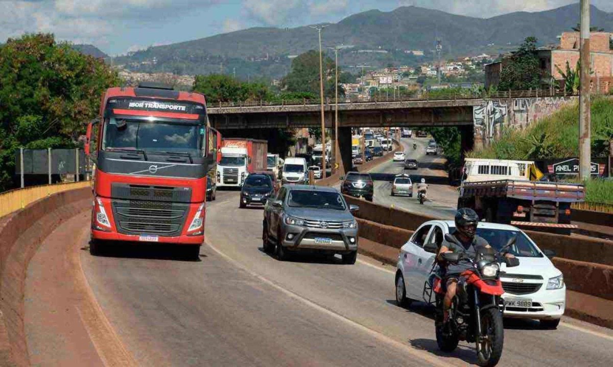 BH: motociclista morre arrastado por caminhão no Anel Rodoviário