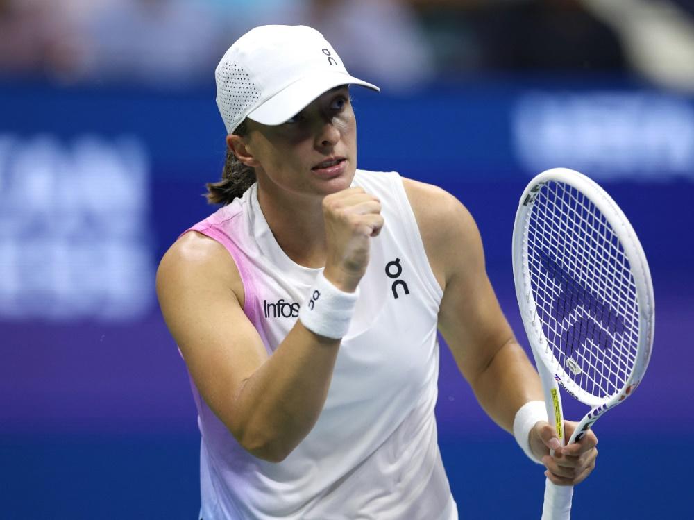 Video - After Her Wimbledon Title, Swiatek Picks Up the Racket Again in ...