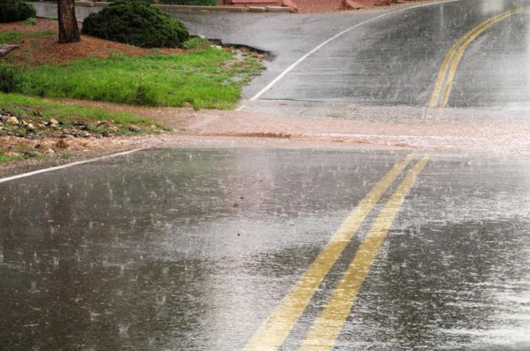 Driving in rainy weather and avoiding flooded roads: Guide