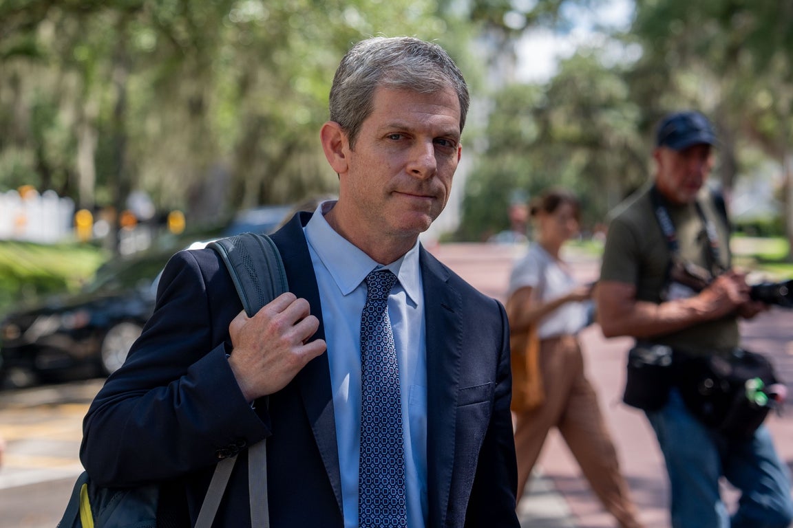 Ghislaine Maxwell defense attorney leaves courthouse after Epstein DOJ ...