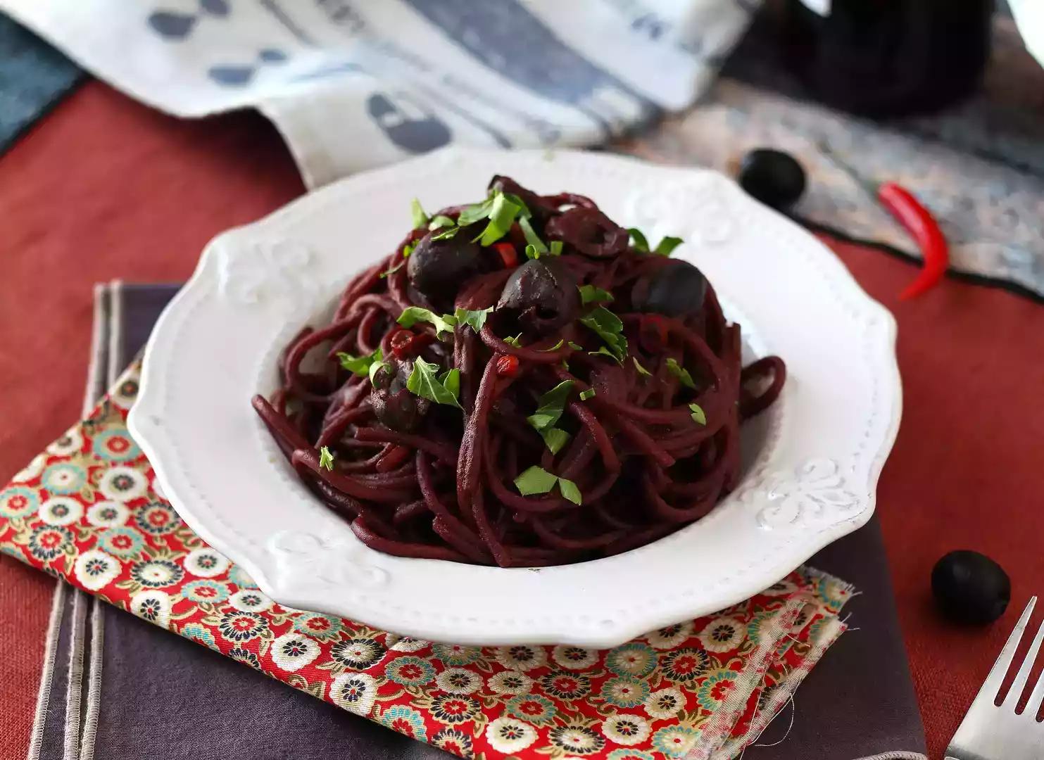 Spaghetti al fuoco di bacco: red wine pasta to bring something special ...