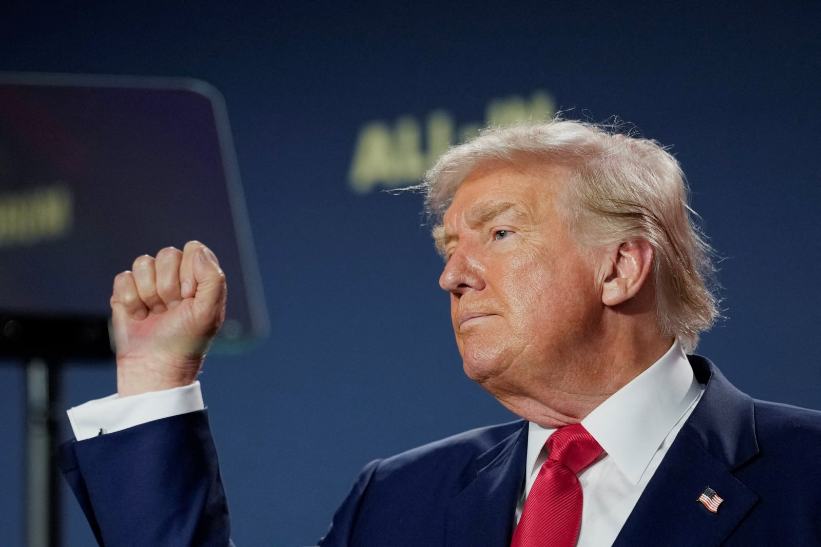 Newly unearthed Trump-Epstein note and photo revealed