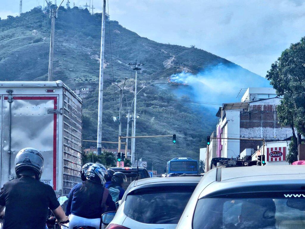 Bomberos controlaron incendio forestal en el cerro de las Tres Cruces ...