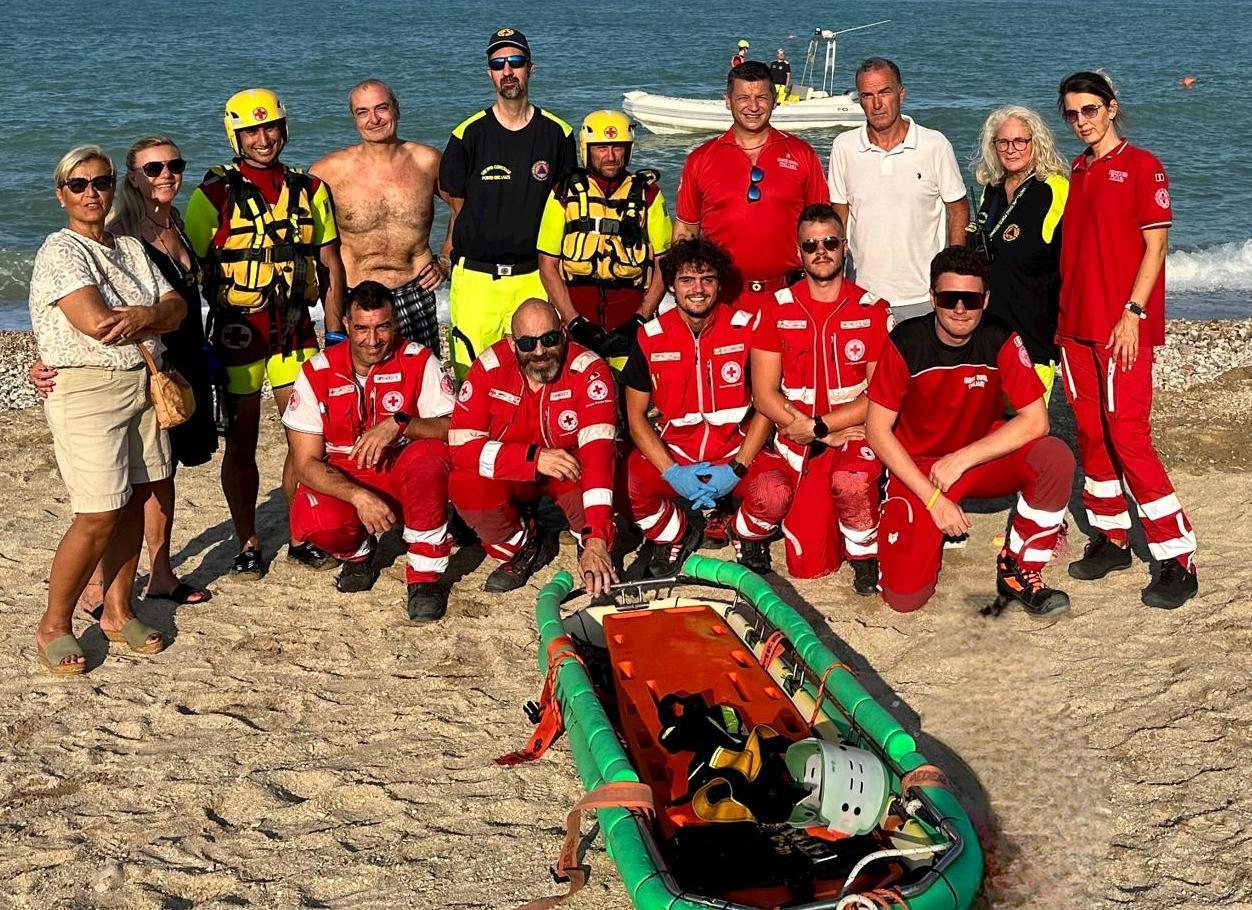 Guardia costiera e Croce Rossa. Salvataggio in spiaggia