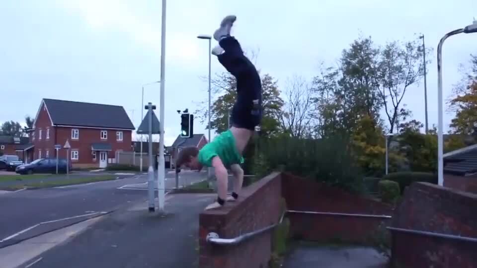 Amazing Freerunner Flies through Parkour Tricks