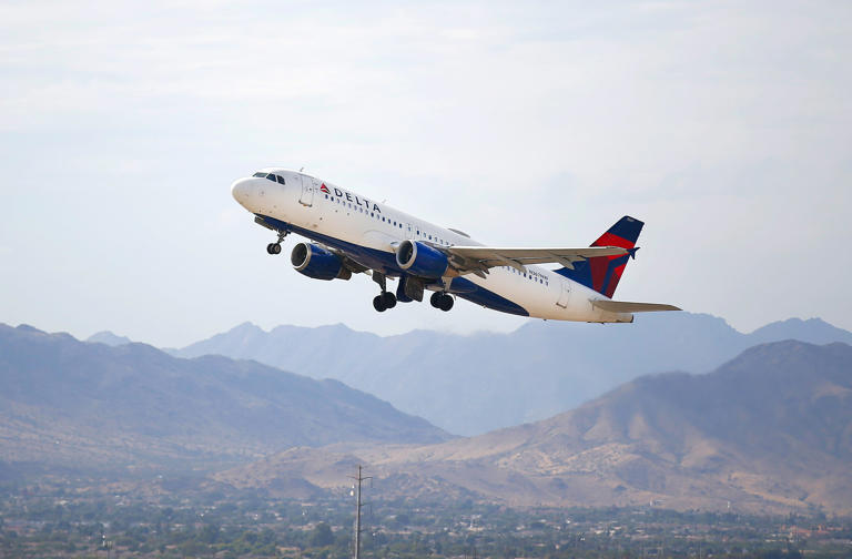 Grandma stops woman from storming cockpit on Tucson-bound flight ...