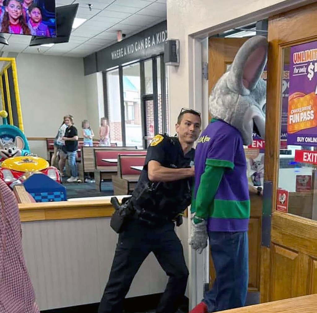 Alleged crook dressed as Chuck E. Cheese mascot arrested on credit card ...