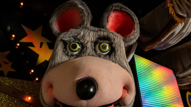 Police arrest Chuck E. Cheese mascot in front of kids