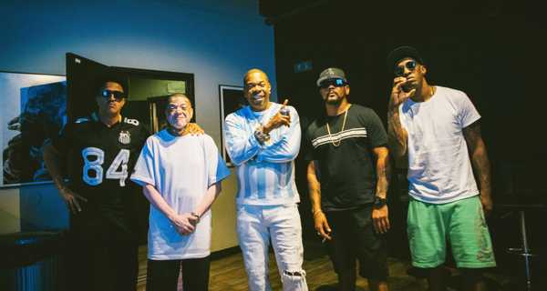 Encontro do grupo Racionais MC’s com o rapper Busta Rhymes, em estúdio ...