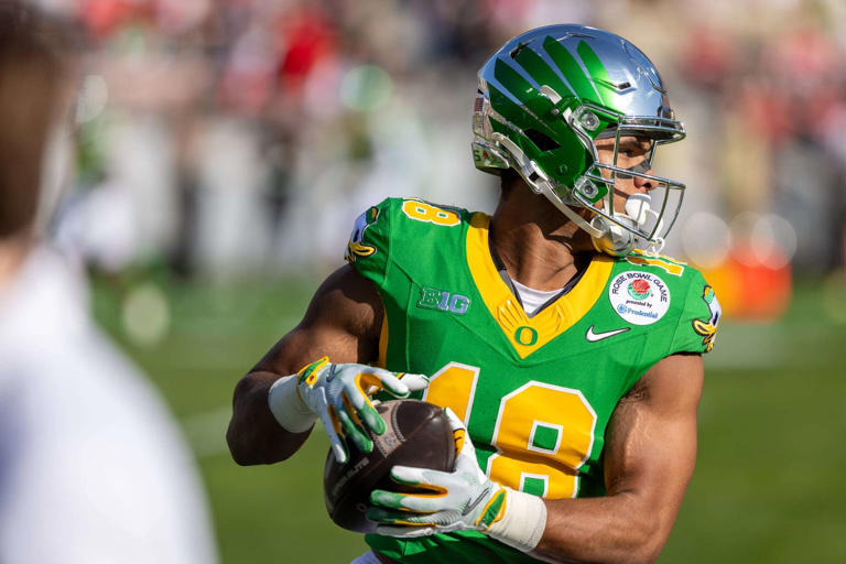 Oregon Ducks tight end Kenyon Sadiq takes center stage: ‘He’s a star’