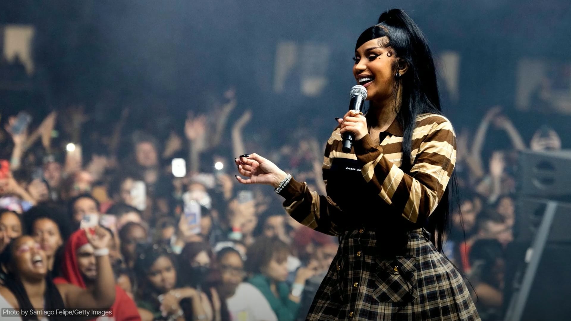 Cardi B Poursuivie Pour Agression Après Un Incident Avec Un Micro À Las ...