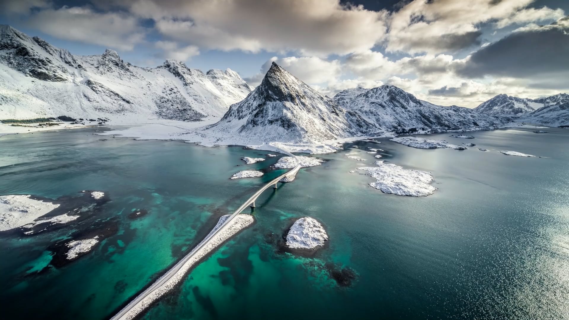 Lofoten set ovenfra: Droneudsigt over Norges majestætiske bjerge