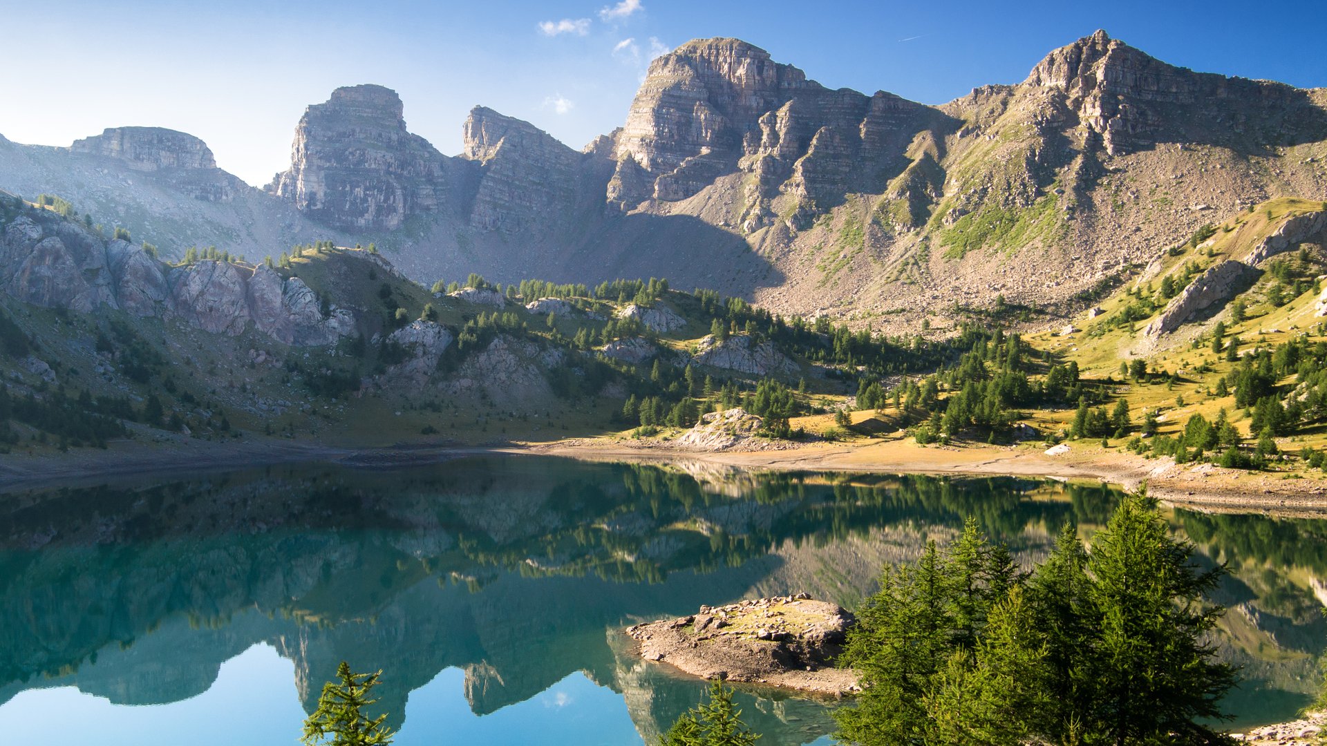 Le plus haut lac naturel d’Europe se situe en France, niché à 2 228 m d ...