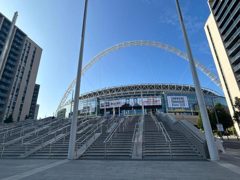 Oasis at Wembley: Excited fans queue from 5am to see first London show ...