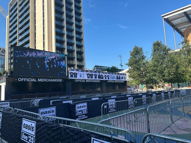 Oasis at Wembley: Excited fans queue from 5am to see first London show ...