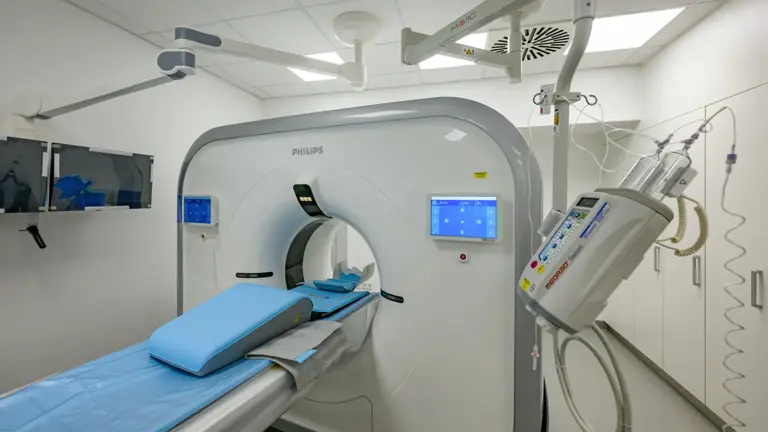 Menino morre ao ser atingido por tanque de oxigênio durante ressonância