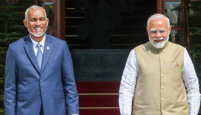 PM Modi Arrives In Maldives For State Visit, Greets President Muizzu ...
