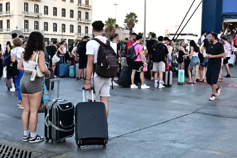 Φεύγουν οι αδειούχοι, αδειάζει η Αθήνα – Ουρές στο λιμάνι του Πειραιά ...