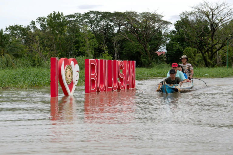 Boats bring Philippine flood victims to safety as death toll rises