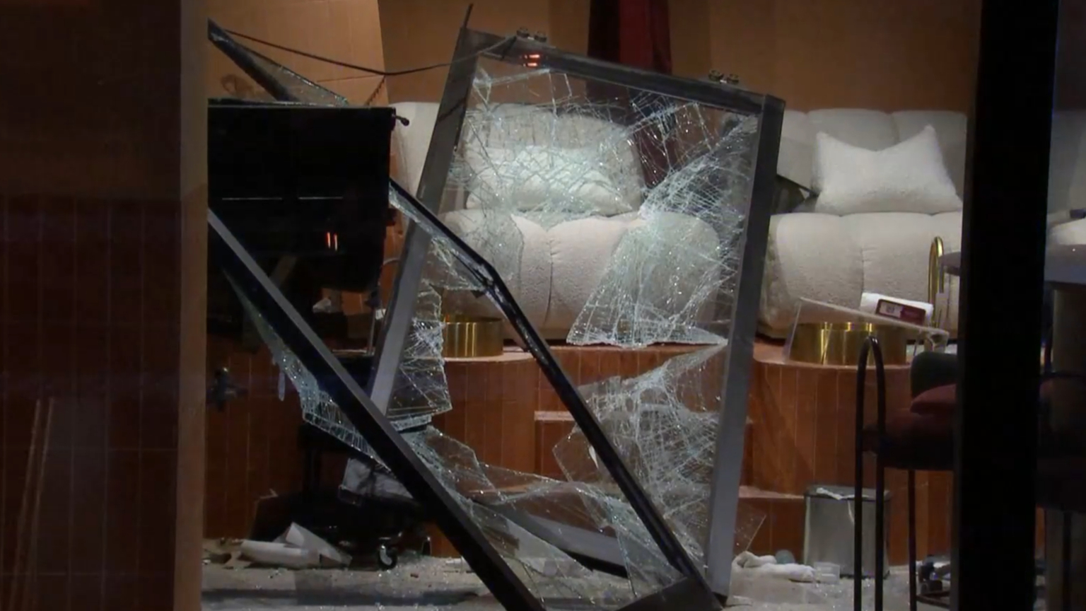 'Pay': Threat left behind at luxury nail salon after overnight ram-raid