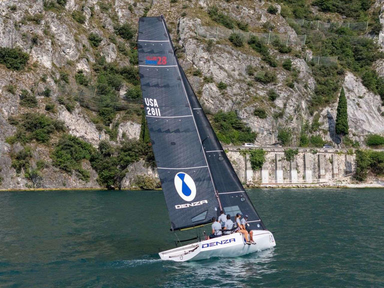 DENZA Z9GT Swan Lake Garda Challenge: lusso e tecnologia a gonfie vele